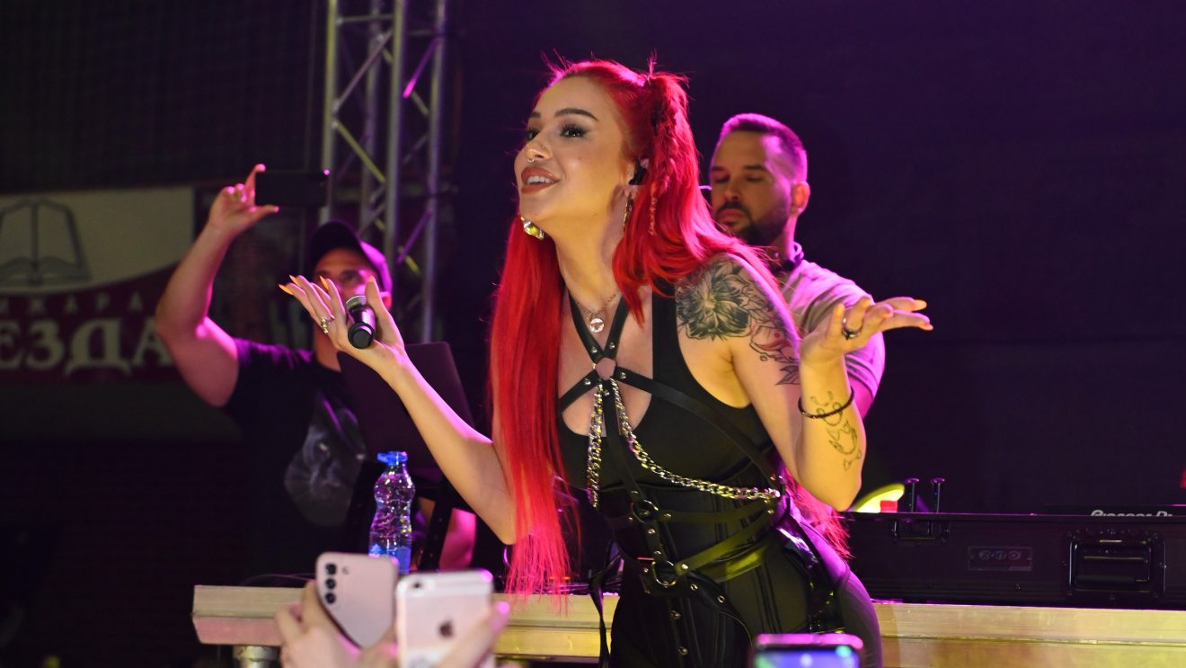 Ko je Breskvica? Pevačica koju mladi obožavaju pevaće za doček Nove ...