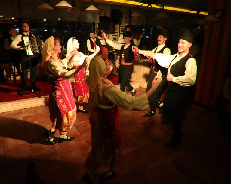 Sitan vez: Ekskluzivni muzičko scenski performans u beogradskom Salašu ...