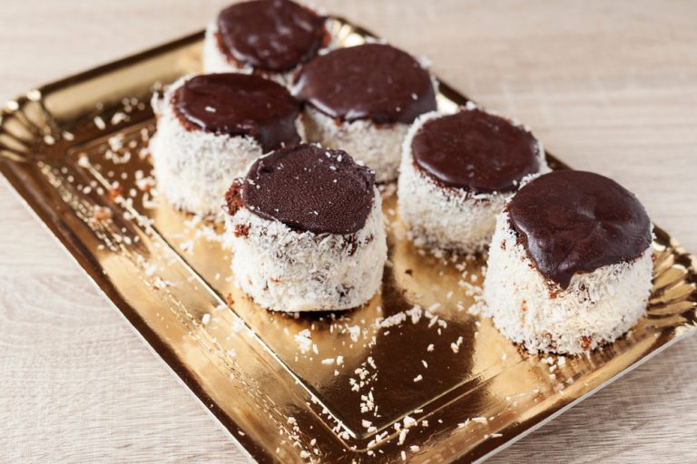 Ruske kape - recept za najslađe „šubarice" sa kokosom i čokoladom ...