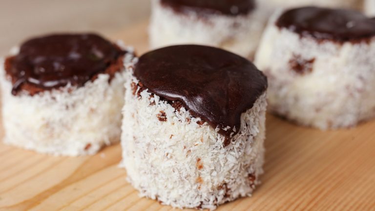 Ruske kape - recept za najslađe „šubarice" sa kokosom i čokoladom ...